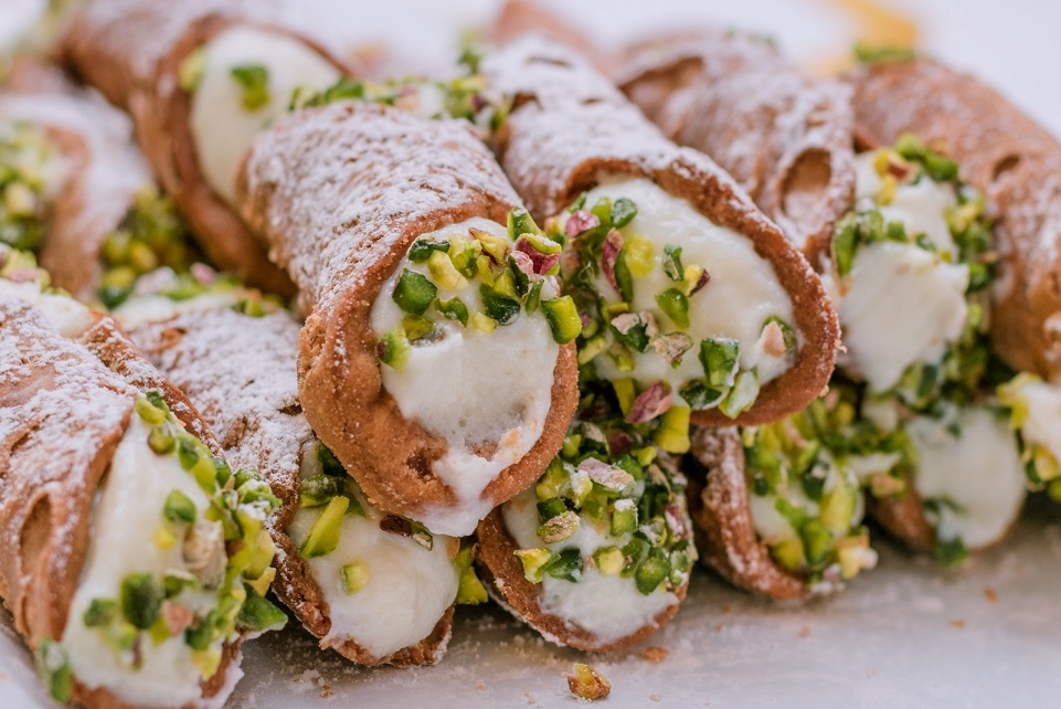 Cannolo siciliano: quello vero, lo riconosci al primo assaggio ...